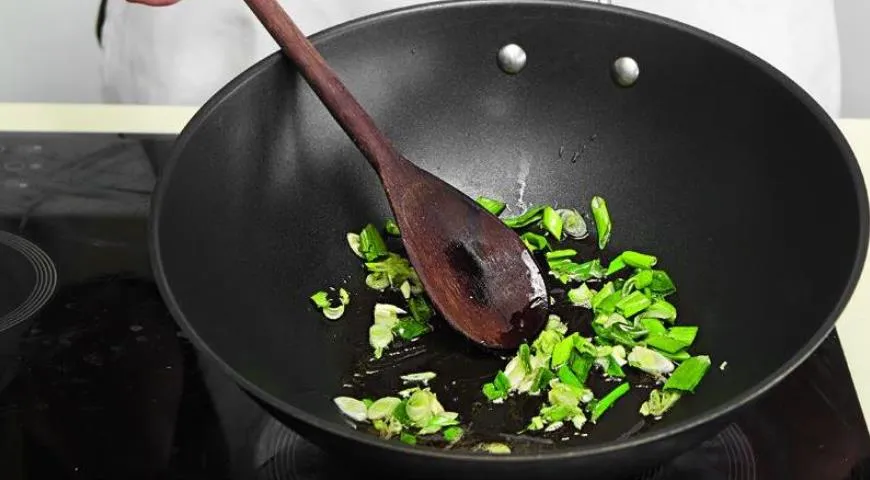 Лапша с омлетом и зеленым луком, пошаговый рецепт с фото на 532 ккал